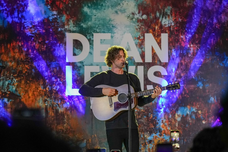 Australian megastar Dean Lewis plays exclusive concert at RMIT Vietnam ...